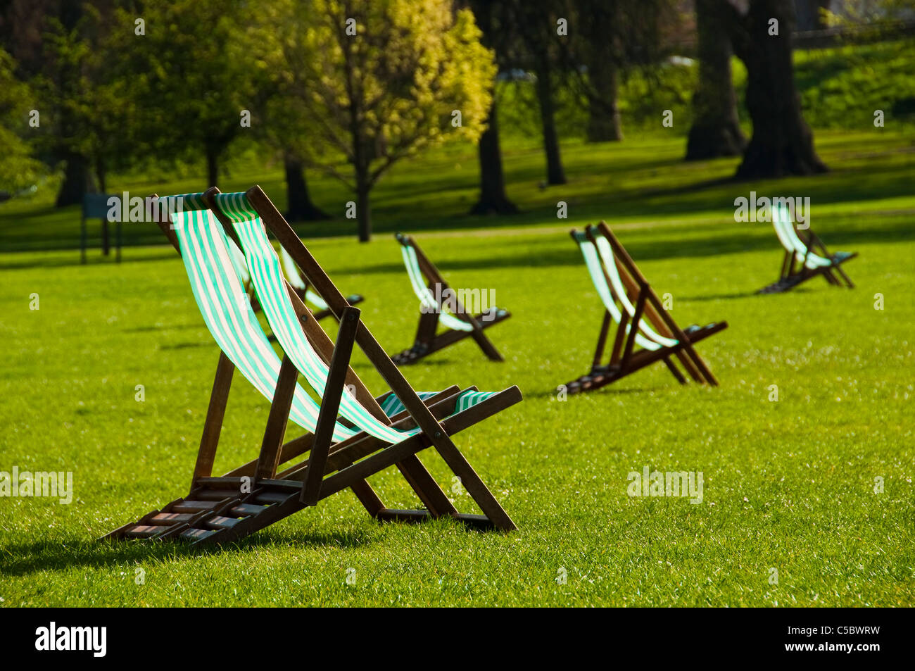 Deck chairs park hi-res stock photography and images - Alamy