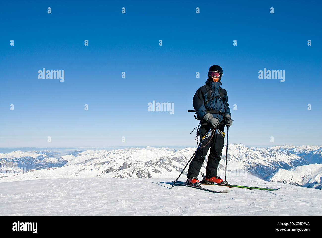 Blue sky skiing hi-res stock photography and images - Alamy