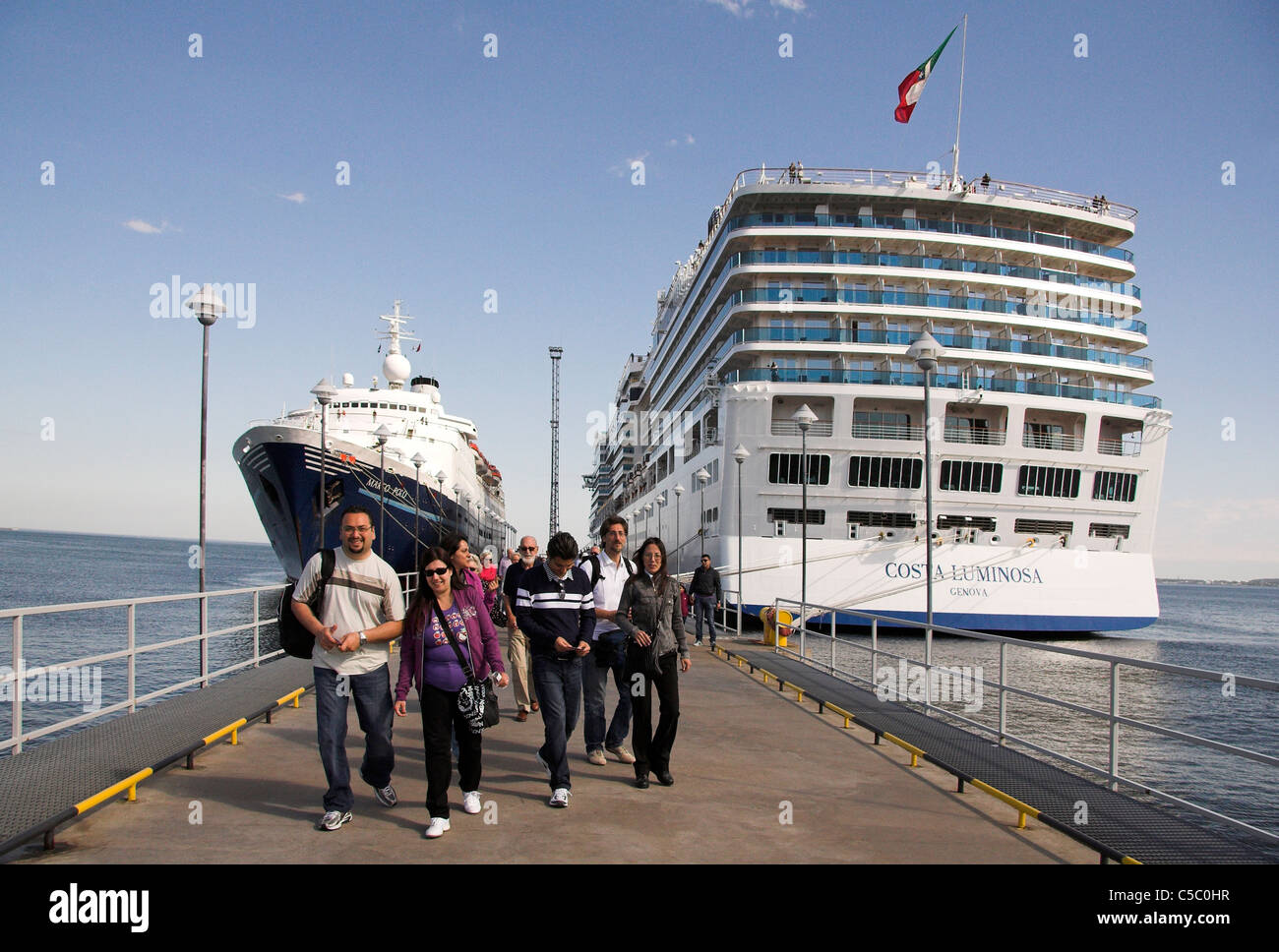 Port of disembarkation hi-res stock photography and images - Alamy
