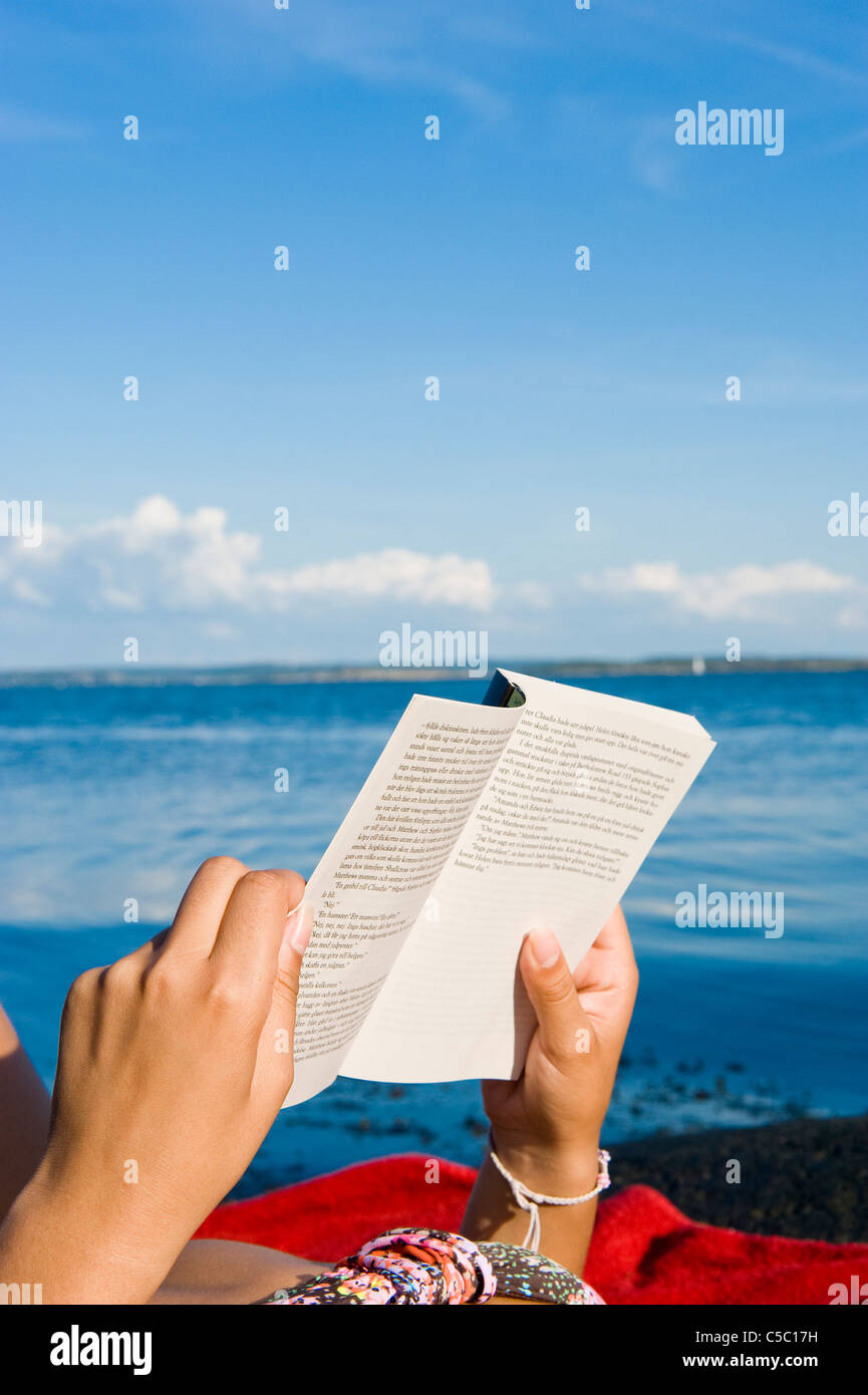 Hands holding book hi-res stock photography and images - Alamy