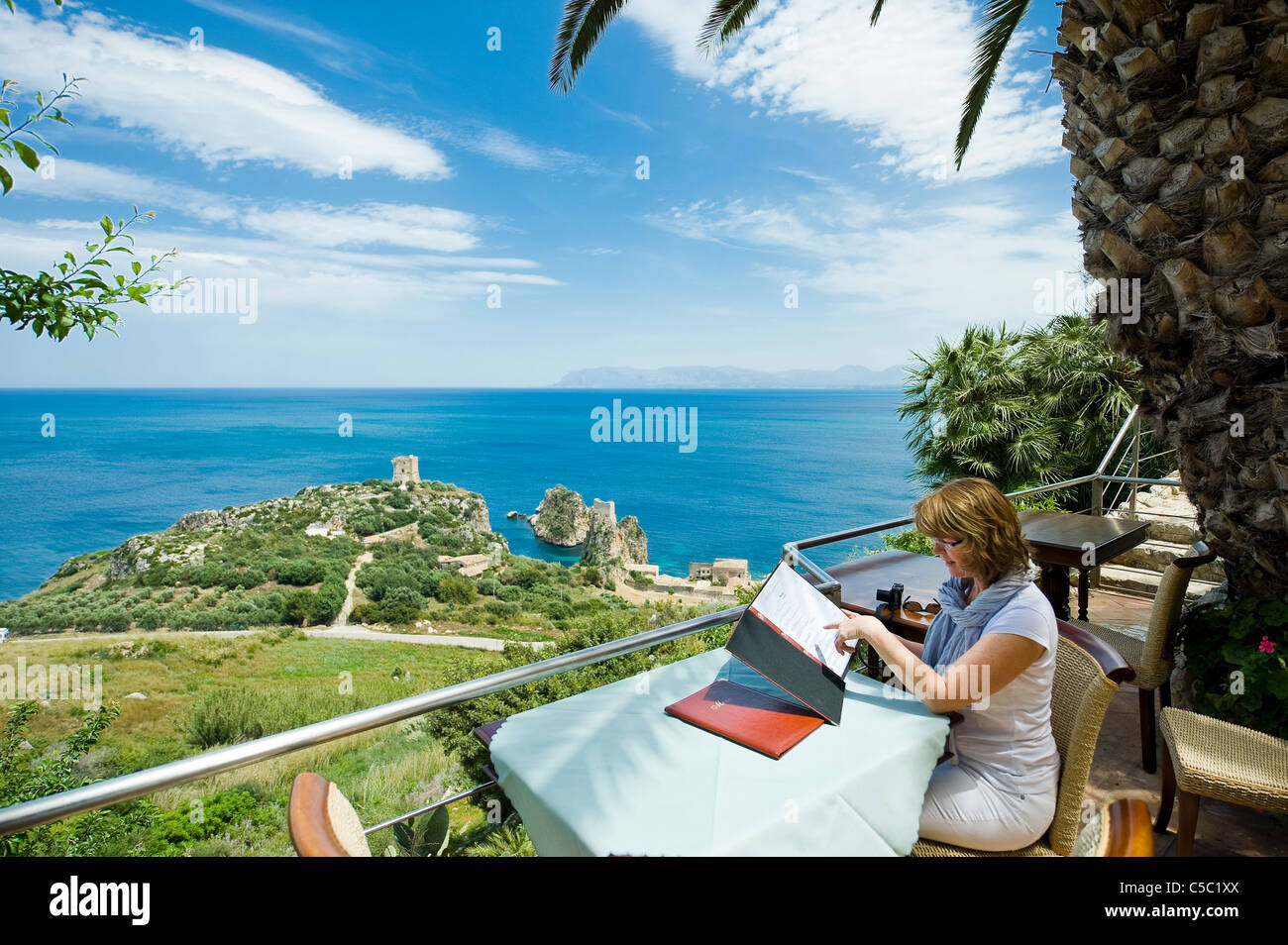 Restaurant overlooking the sea hi-res stock photography and images - Alamy