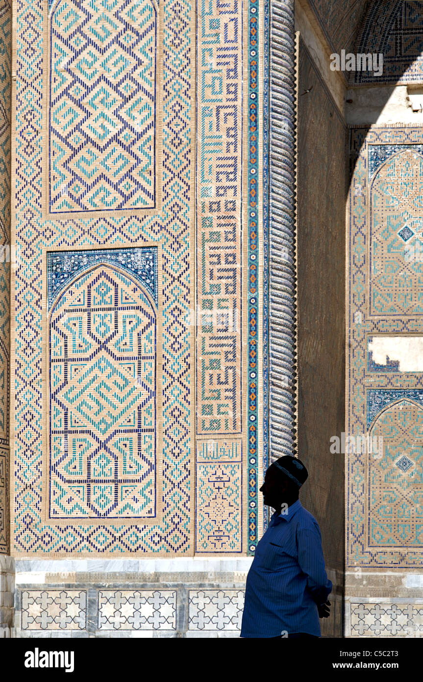 Uzbeki man, Bibi Khanym Mosque, Samarkand, Uzbekistan Stock Photo - Alamy