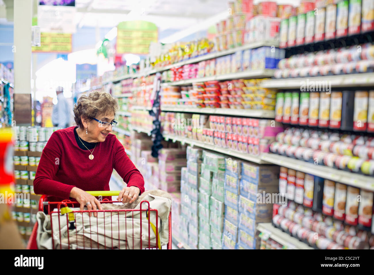 Senior Hispanic woman shopping in grocery store Stock Photo - Alamy