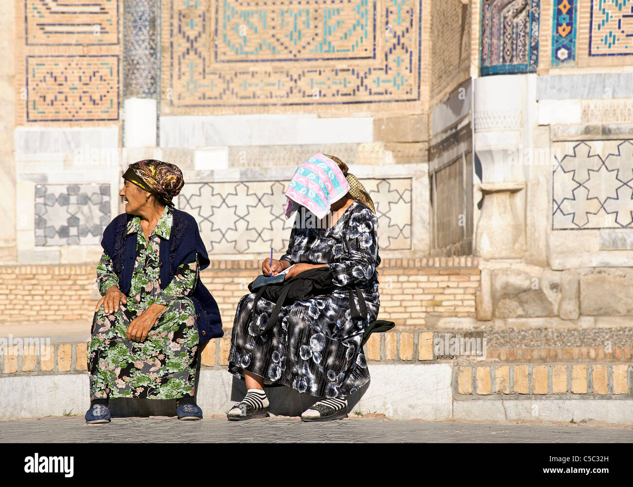 Woman women samarkand uzbekistan hi-res stock photography and images ...