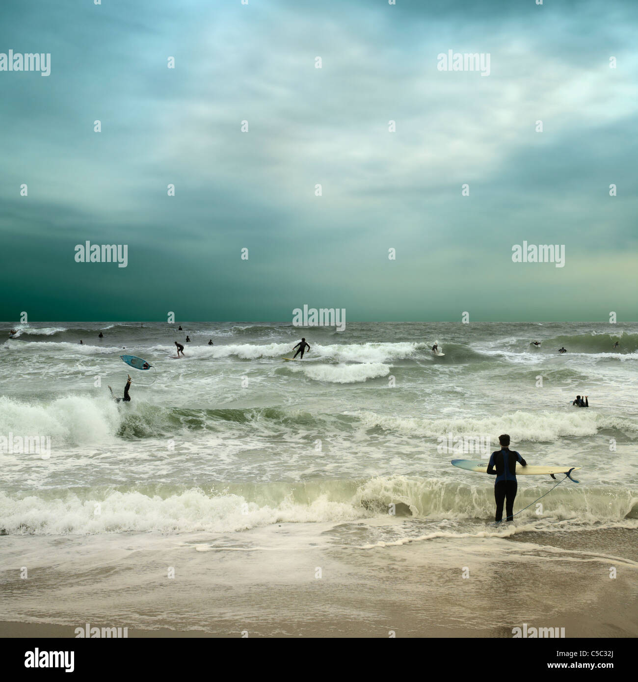 Group of people surfing hi-res stock photography and images - Alamy