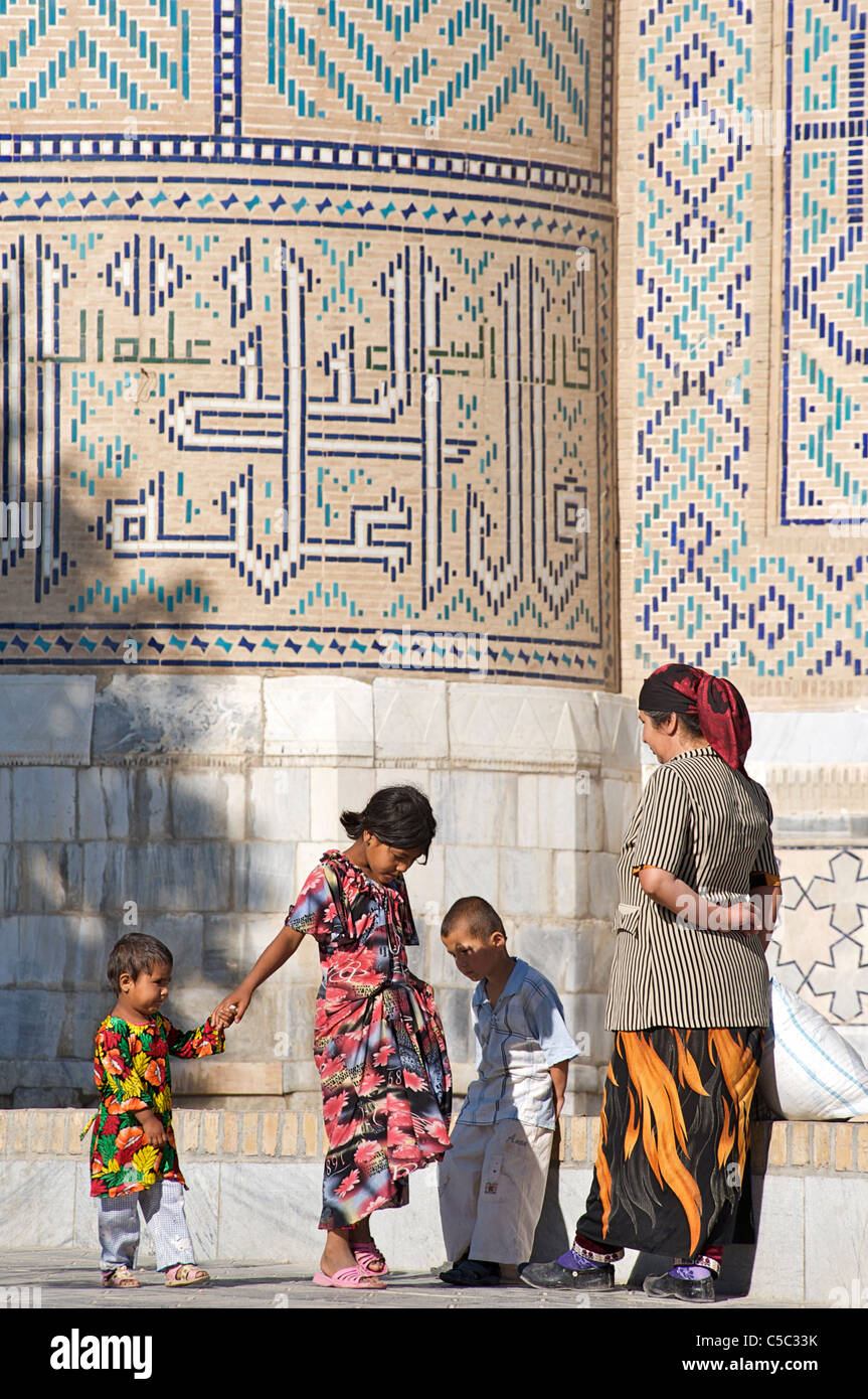 Uzbeki women and children outside Bibi Khanym Mosque, Samarkand ...