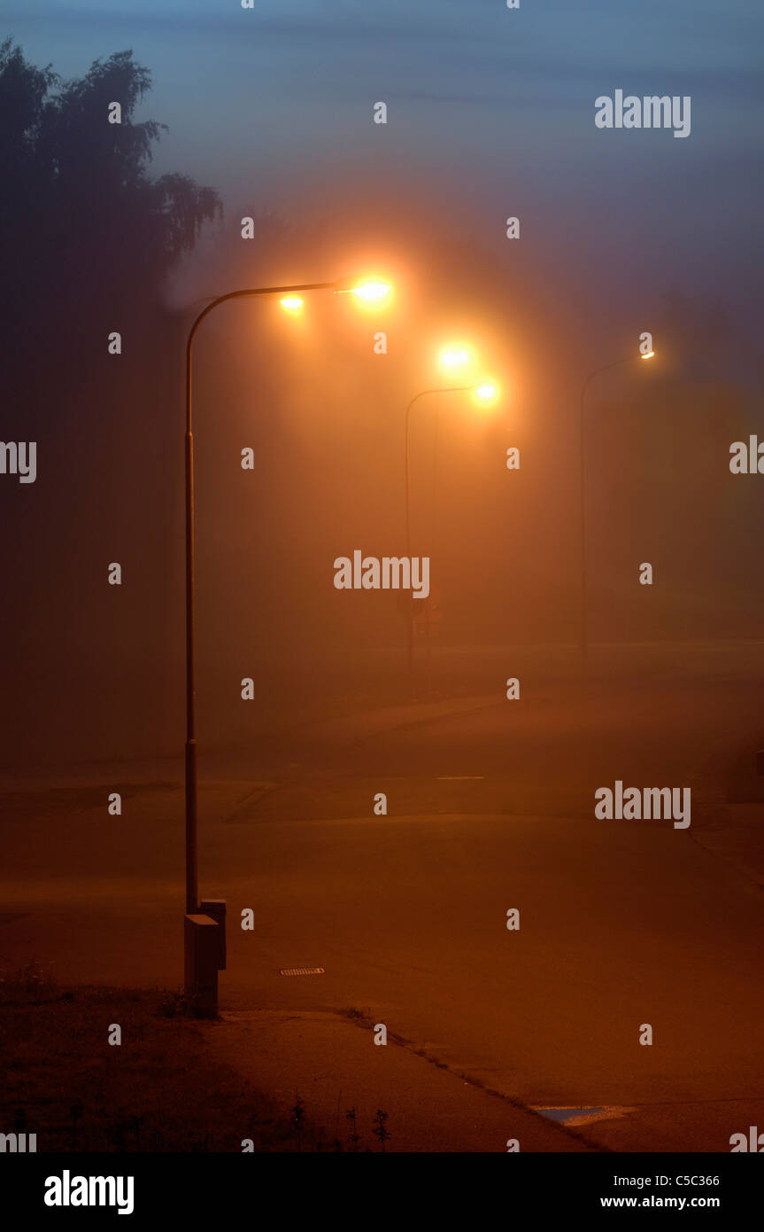 Lamp post in mist hi-res stock photography and images - Alamy