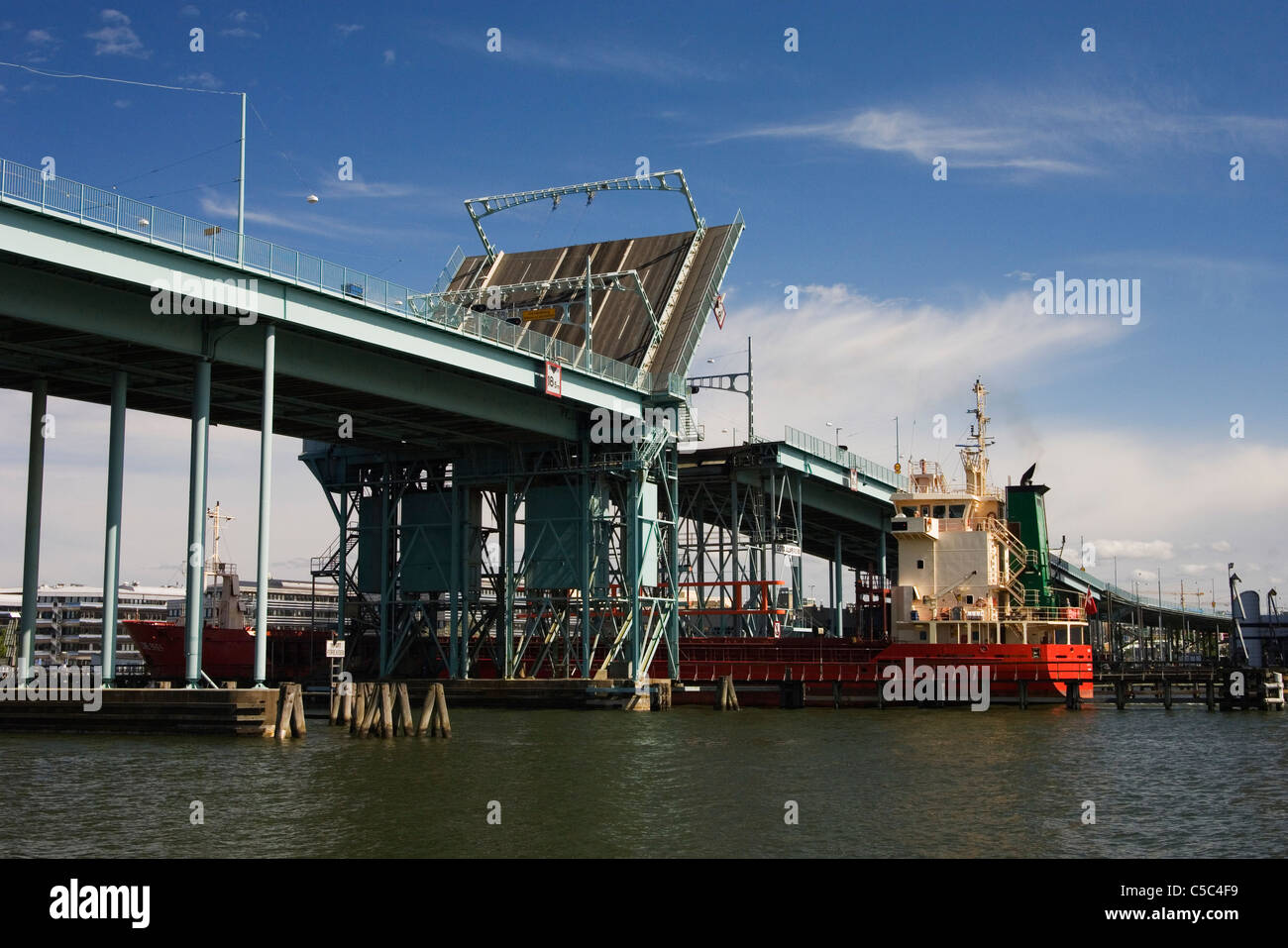 Ships passing GÃ¶taÃ¤lvbron bridge at Gothenburg, Sweden Stock Photo ...