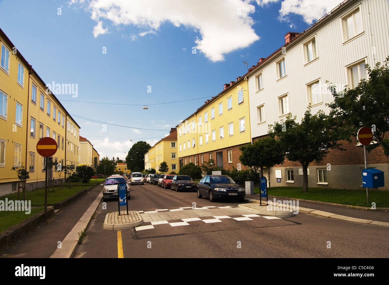 Cars on a row hi-res stock photography and images - Alamy
