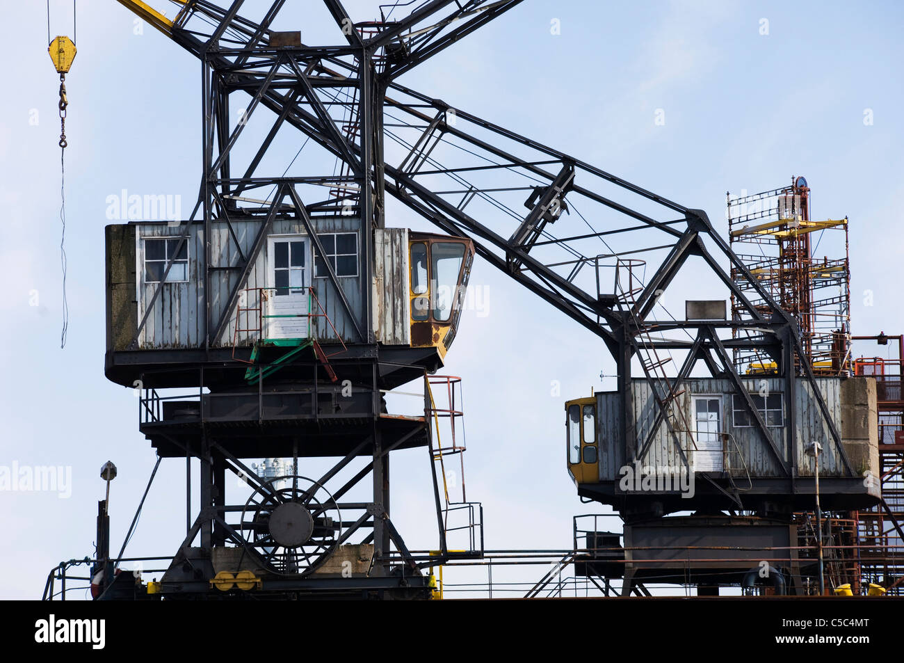 Old shipping dockyard crane hi-res stock photography and images - Alamy