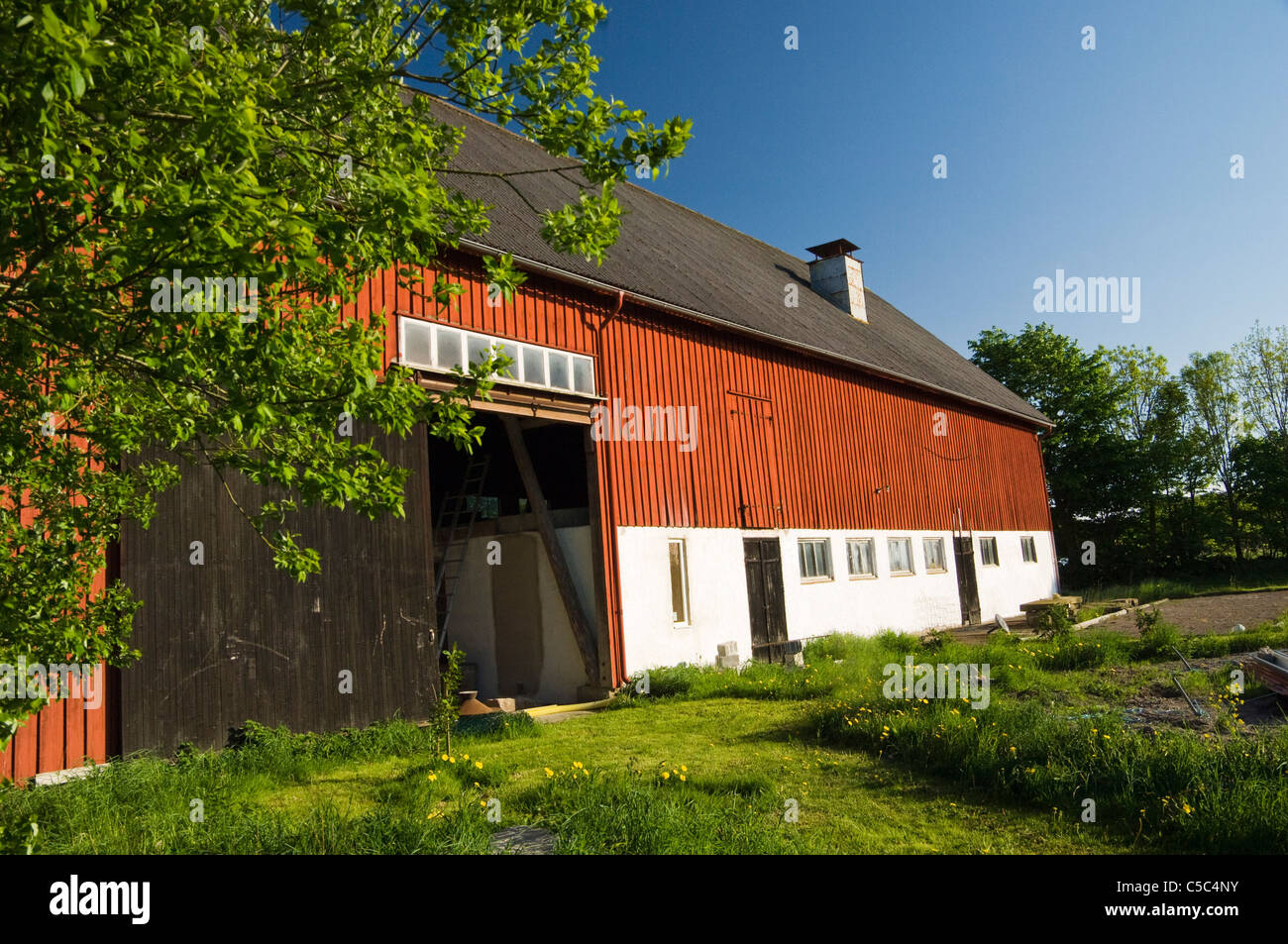 Red white blue barn hi-res stock photography and images - Alamy