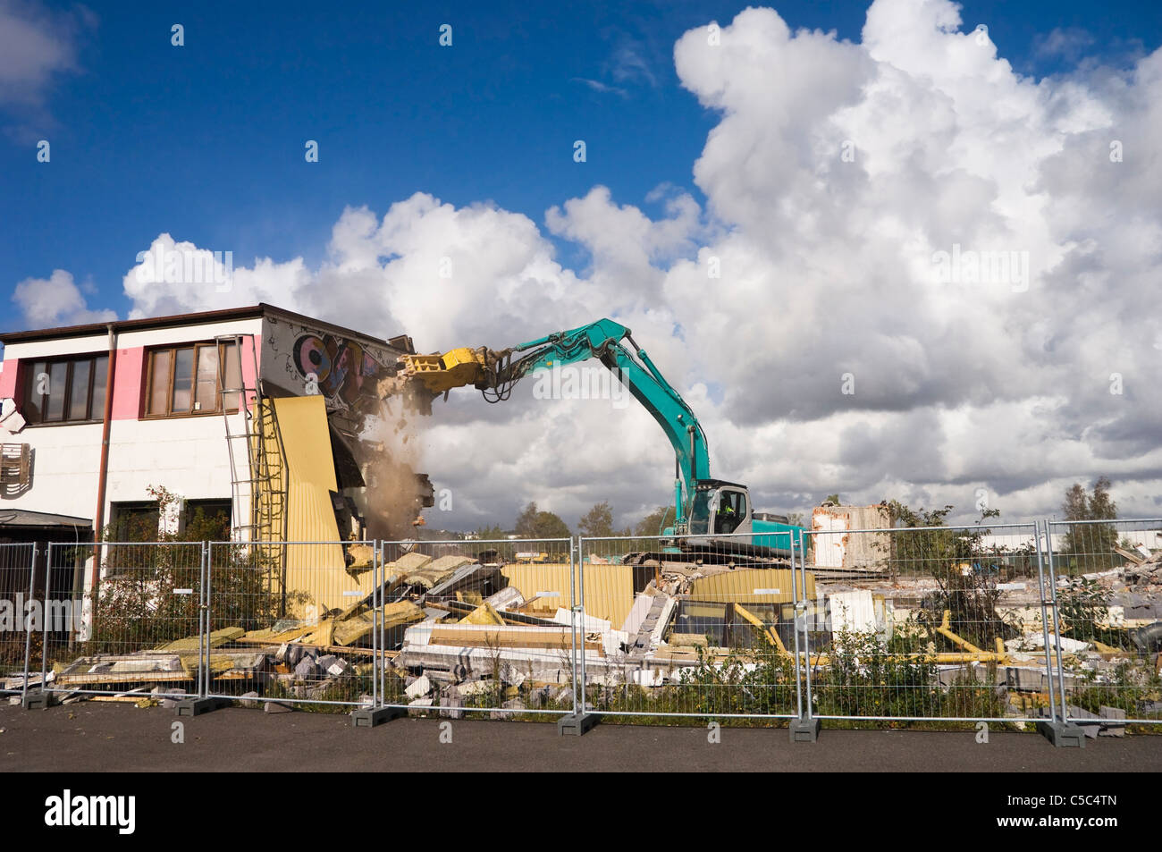 Tearing down buildings hi-res stock photography and images - Alamy