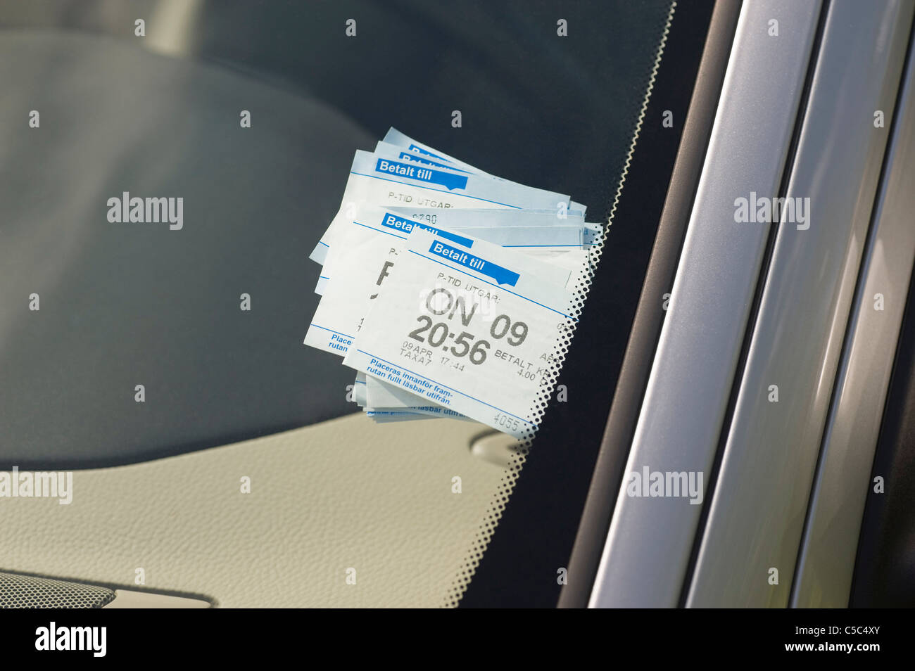 Ticket on windscreen hi-res stock photography and images - Alamy