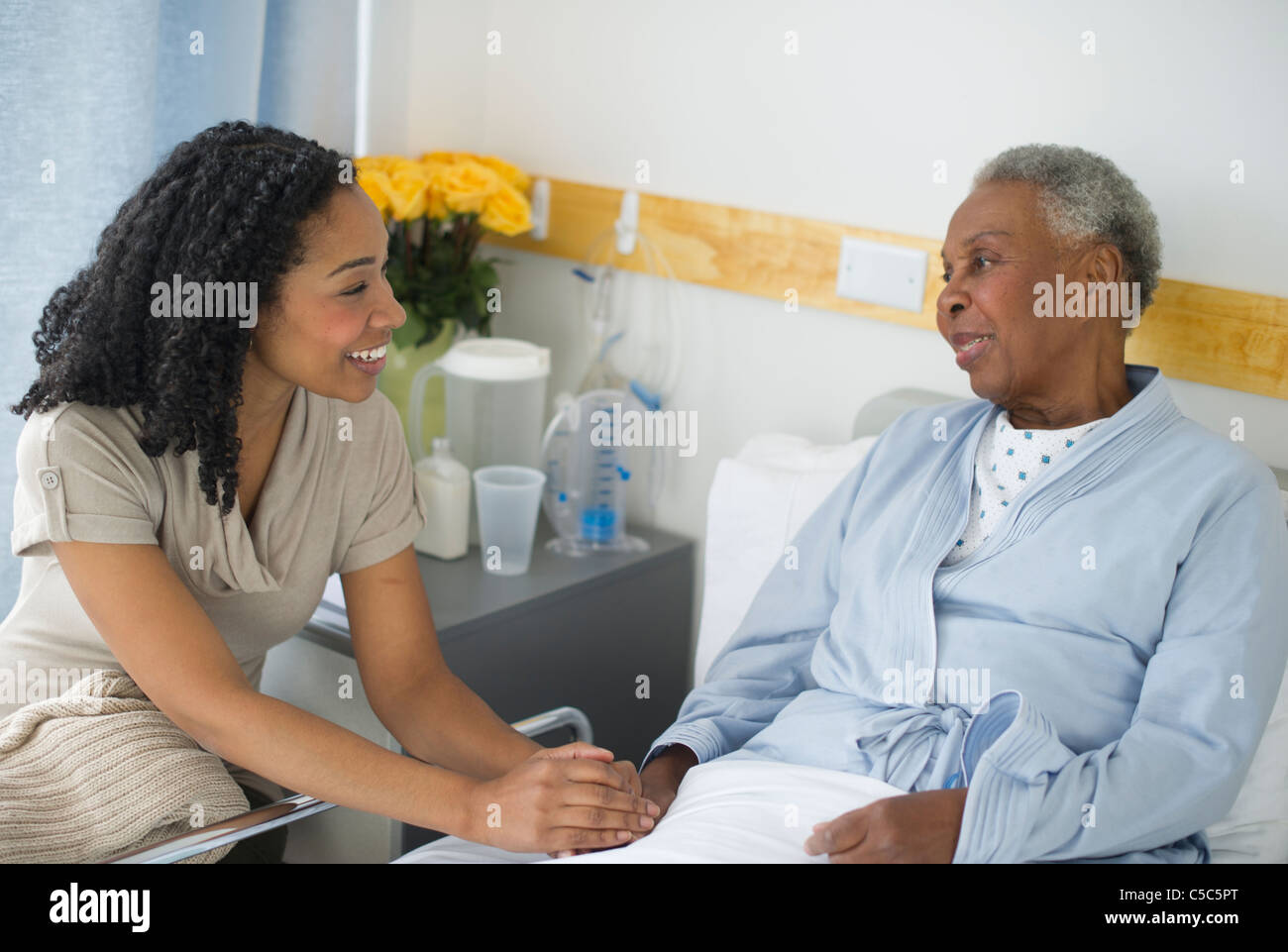 Daughter visiting mother in hospital Stock Photo - Alamy