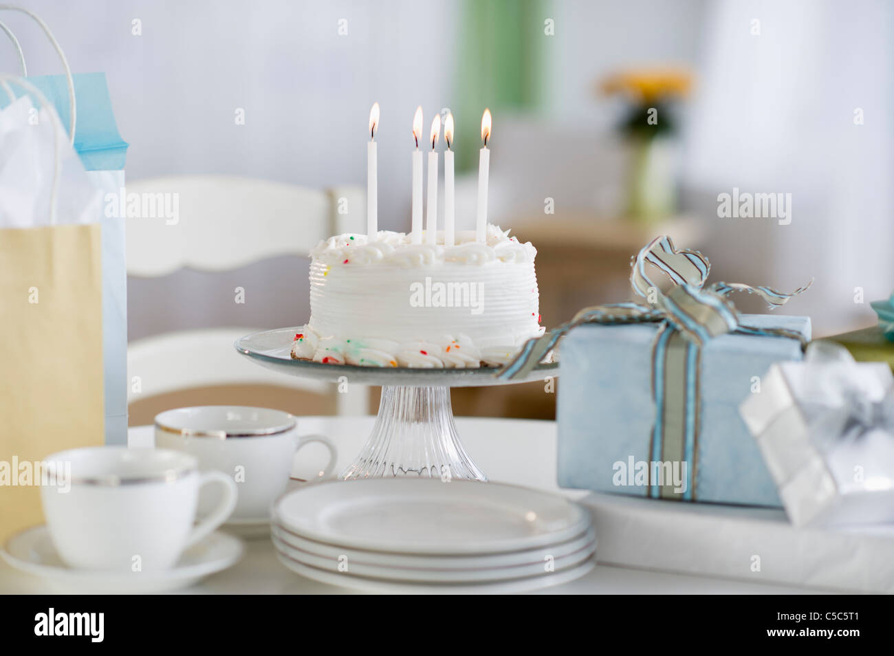 Birthday plates and cups hi-res stock photography and images - Alamy