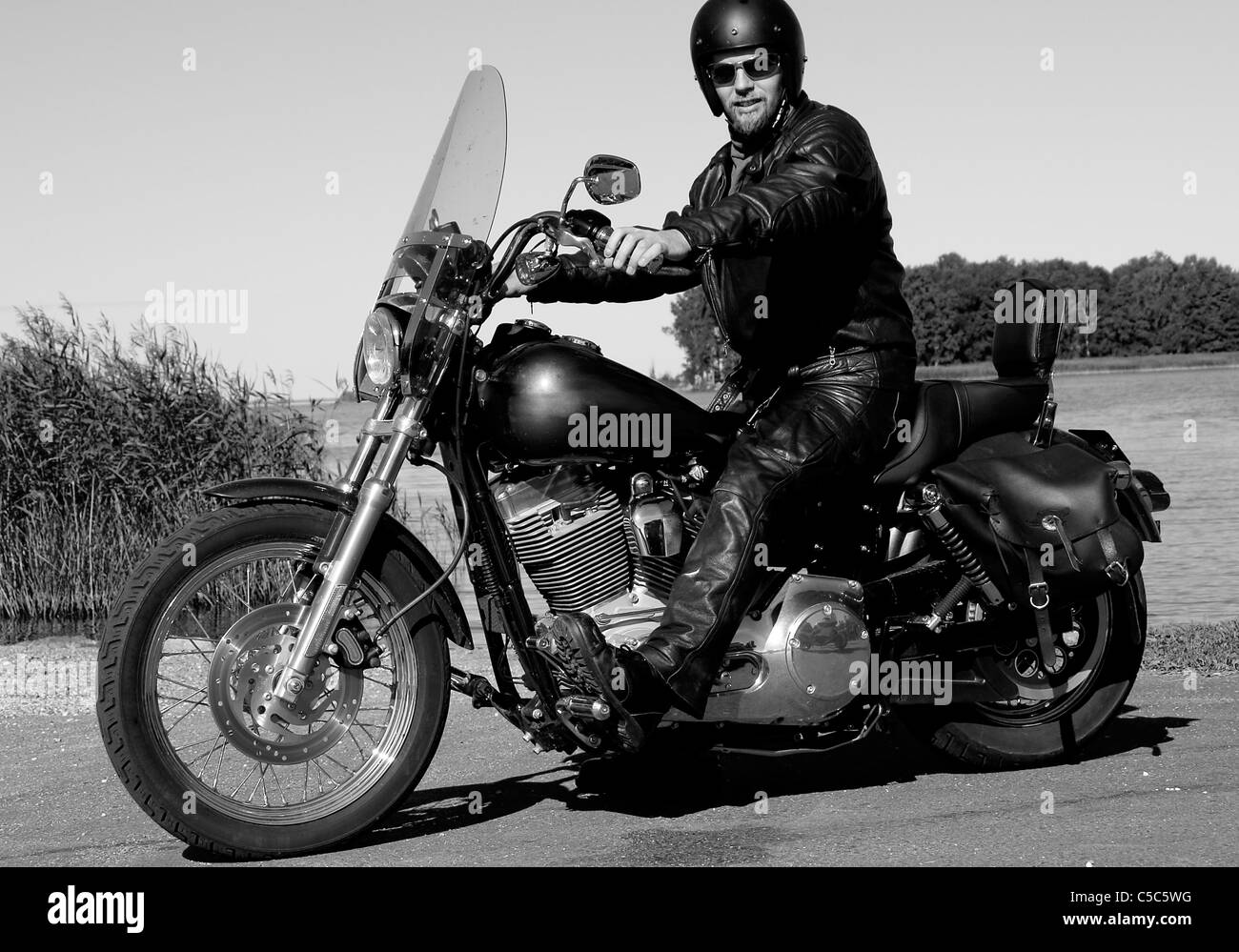 Black and white motorcycle hi-res stock photography and images - Alamy