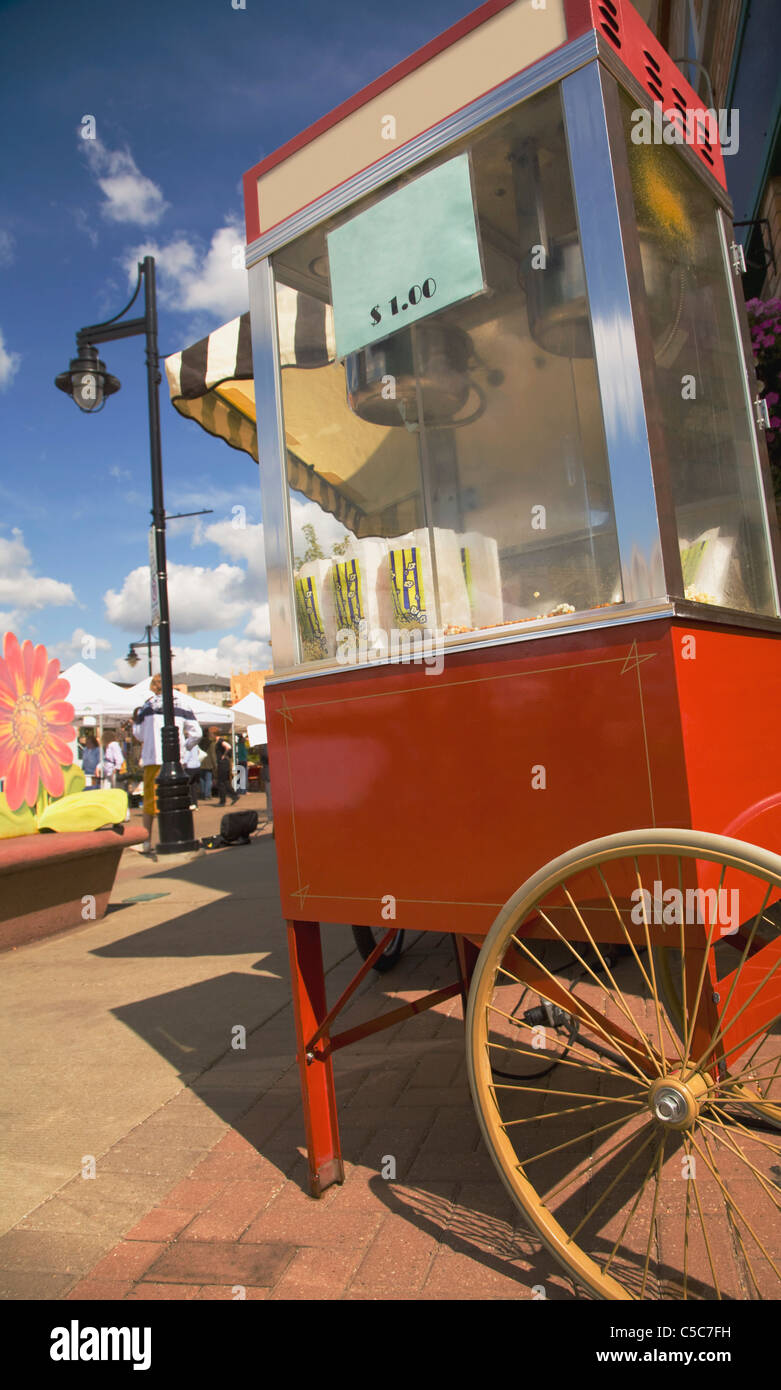 Vendor popcorn hi-res stock photography and images - Alamy