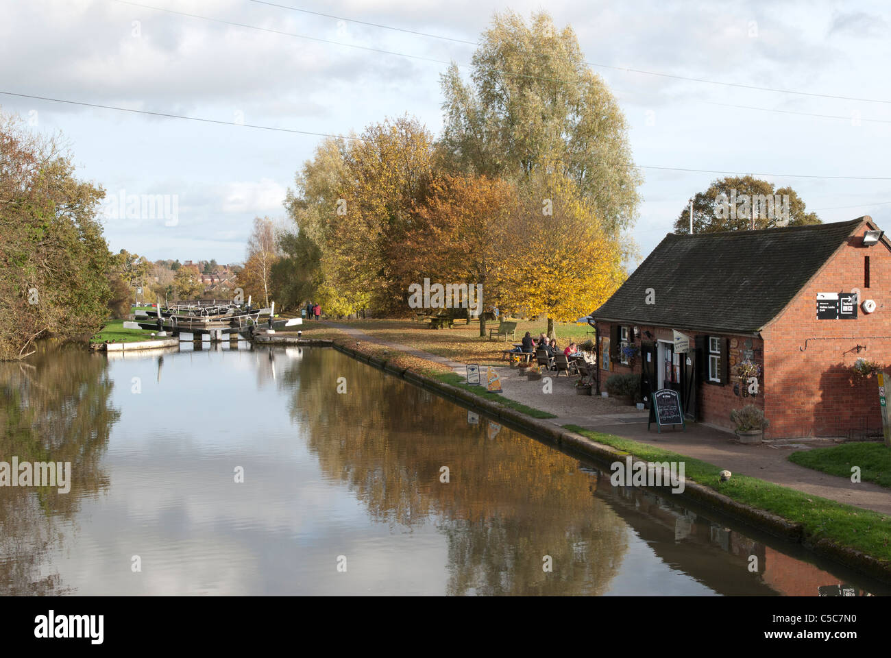 The Grand Union canal and the café at Hatton Locks, Warwickshire. UK ...