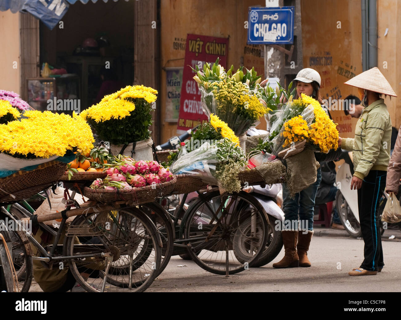 Street hawkers hi-res stock photography and images - Alamy