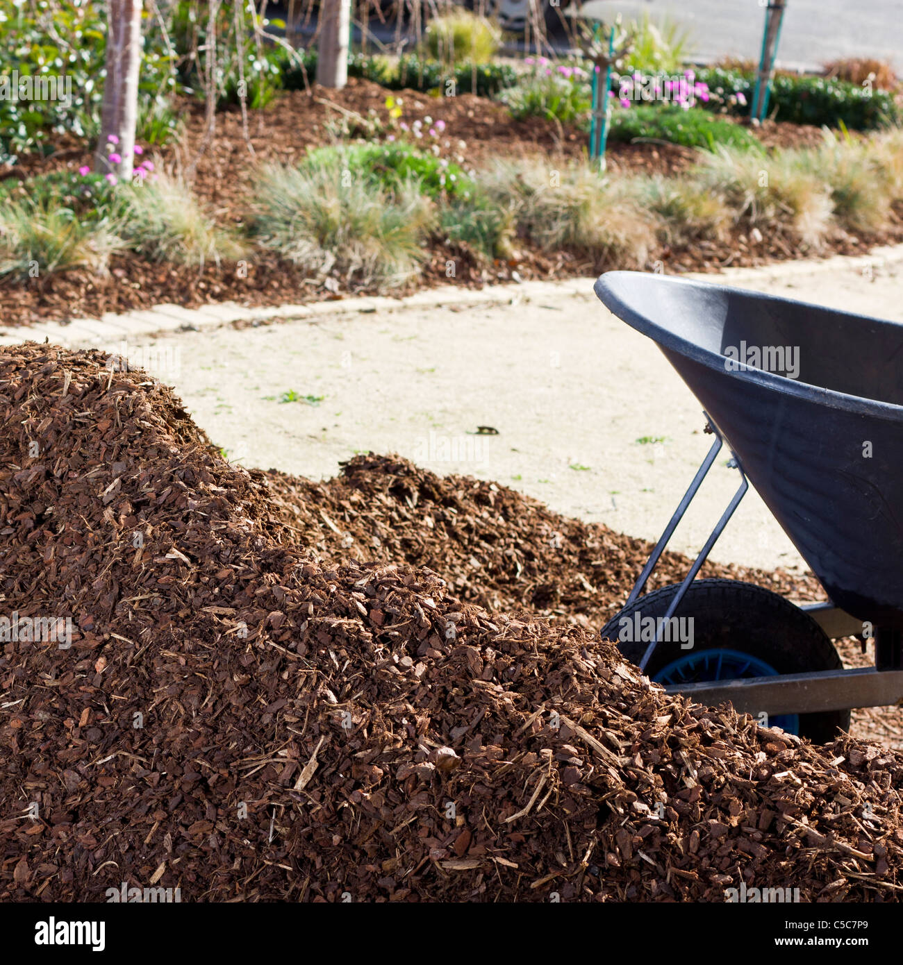 Spread mulch hi-res stock photography and images - Alamy