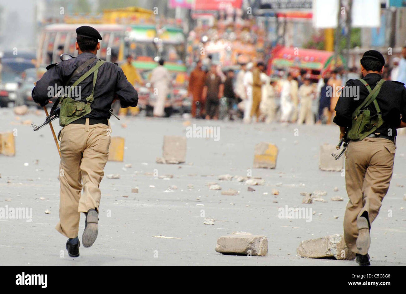 Angry mob hi-res stock photography and images - Alamy