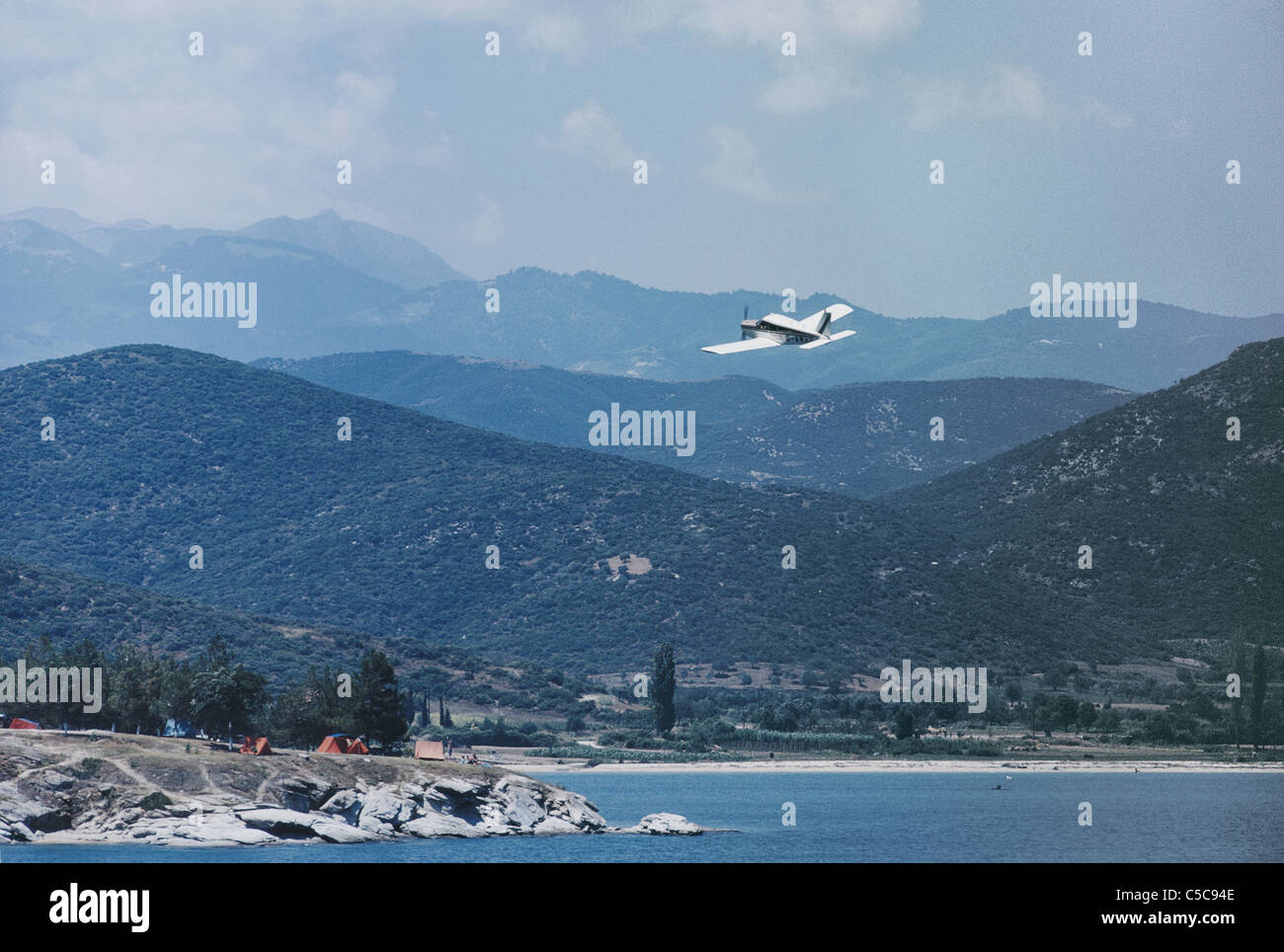 Flying above the mountains hi-res stock photography and images - Alamy