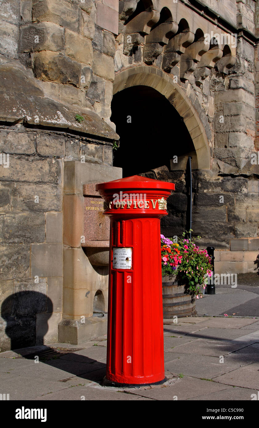 Victorian post box at Eastgate, Warwick, UK Stock Photo - Alamy
