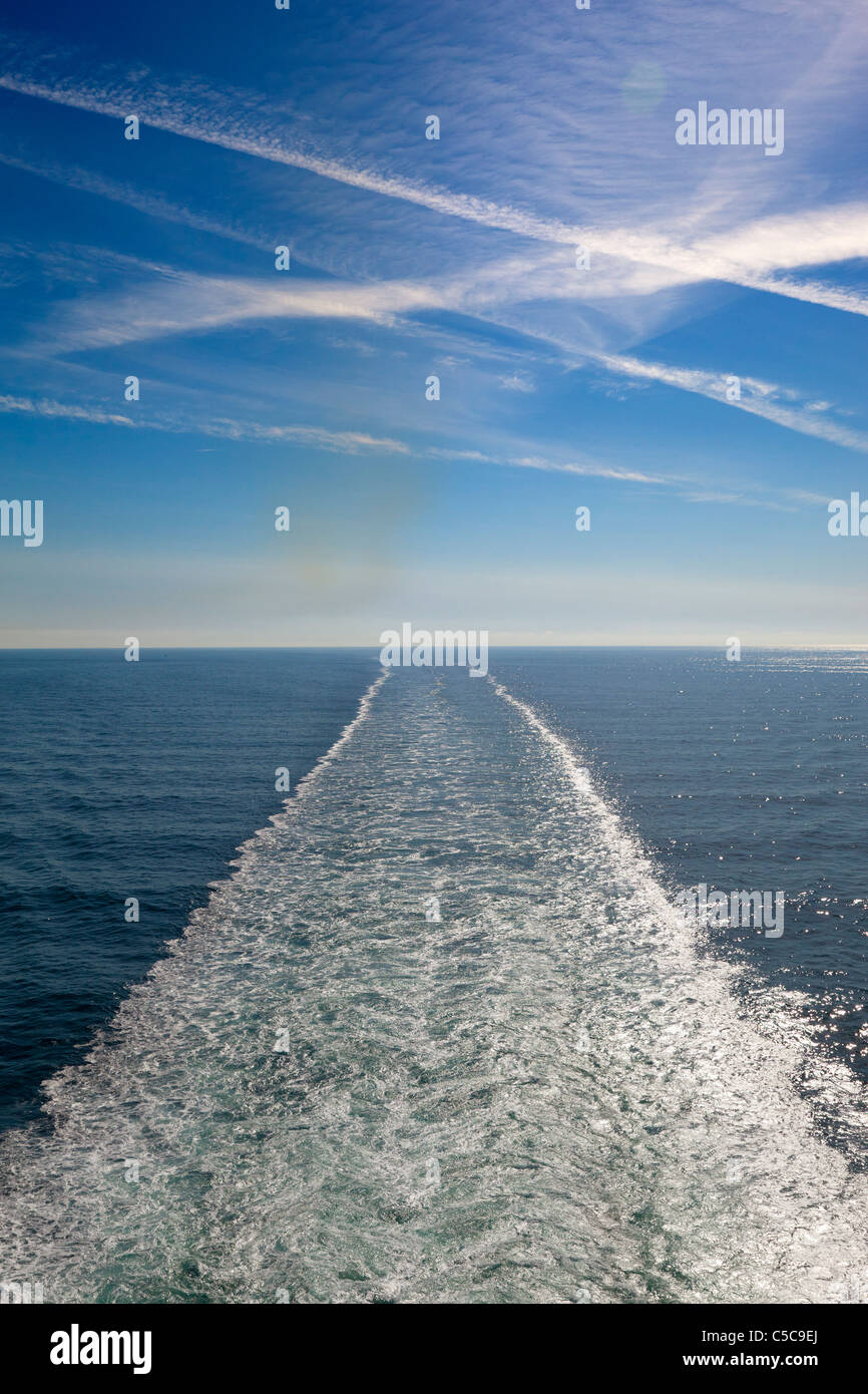 Ship wake behind sailing ship hi-res stock photography and images - Alamy