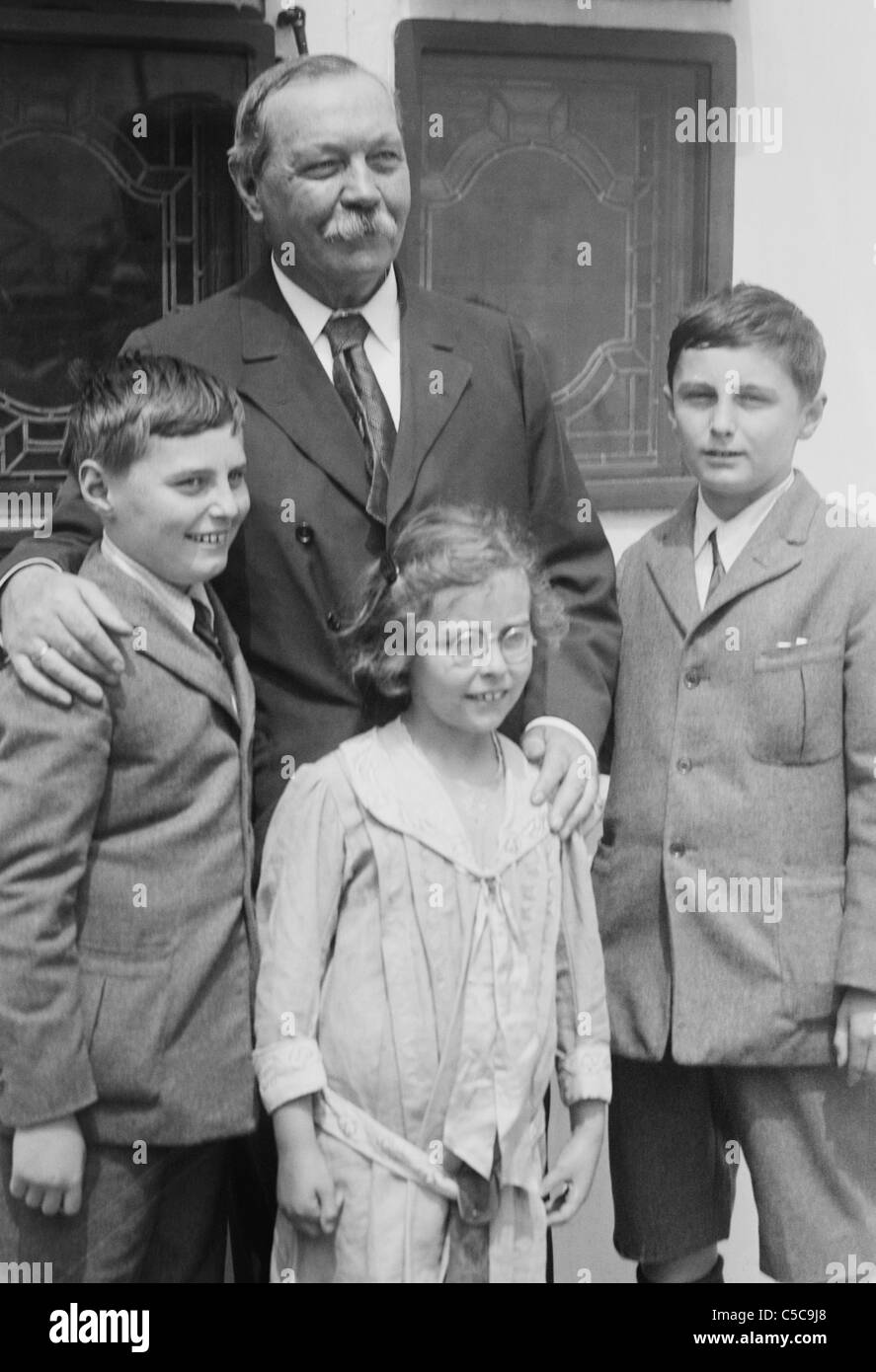 Vintage photo of Sir Arthur Conan Doyle and family Stock Photo - Alamy