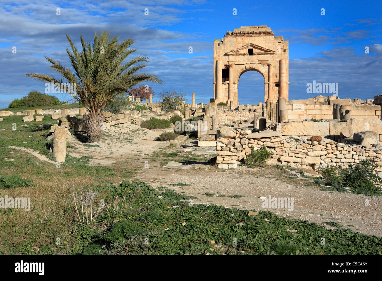 Trajan arch (116 AD), Maktar, Tunisia Stock Photo - Alamy