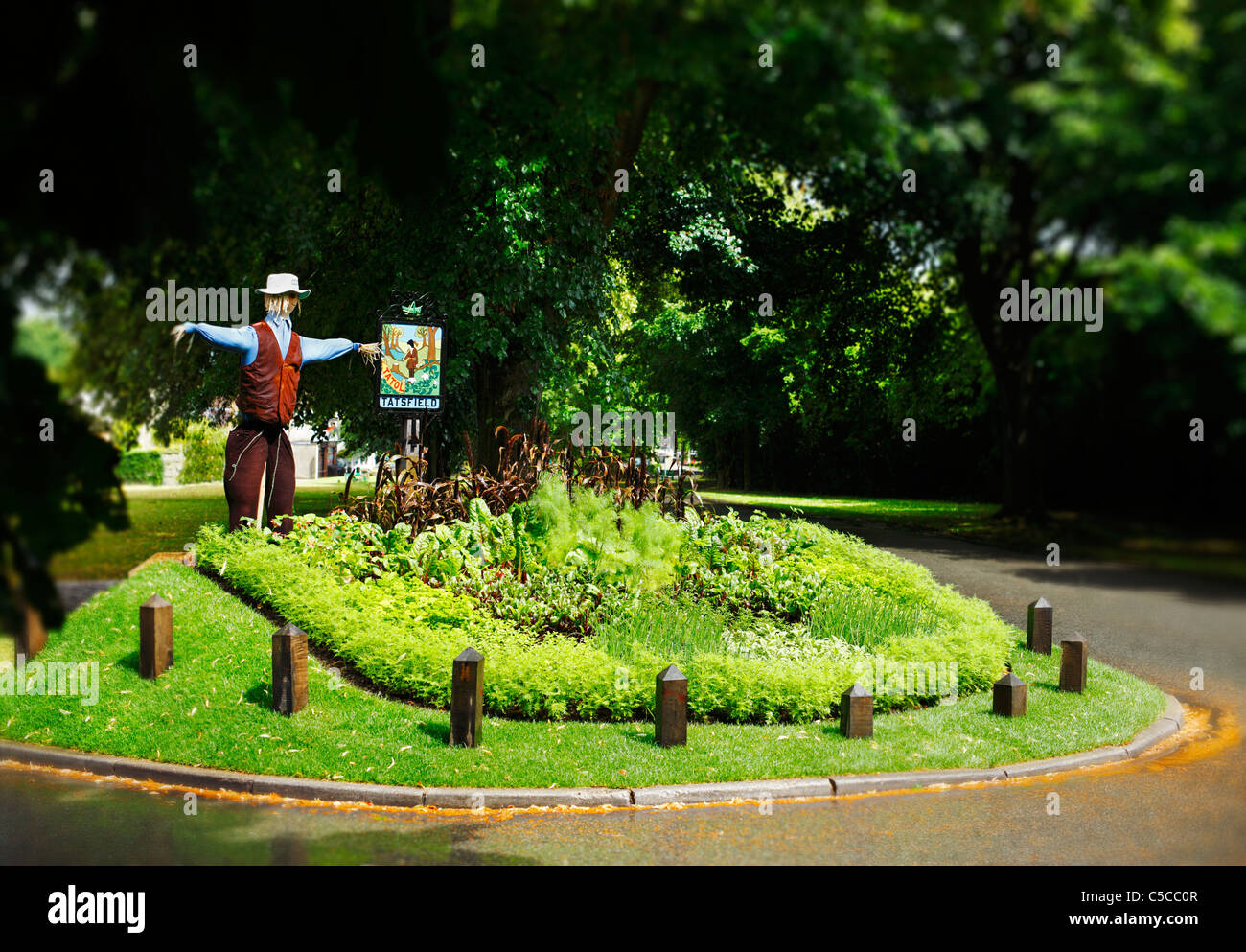 Tatsfield village vegetable display and scarecrow Stock Photo - Alamy