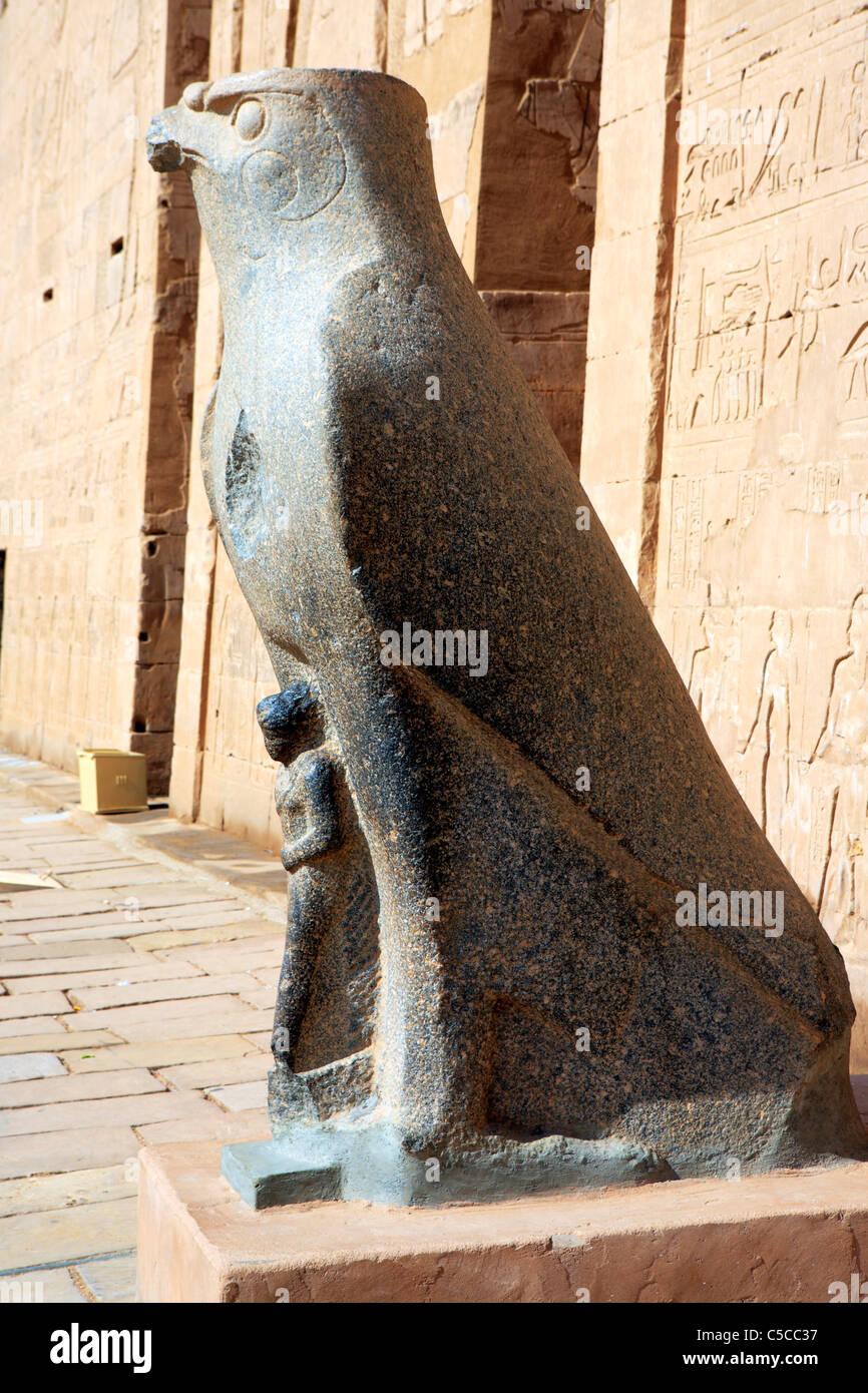 Statue horus temple horus edfu hi-res stock photography and images - Alamy