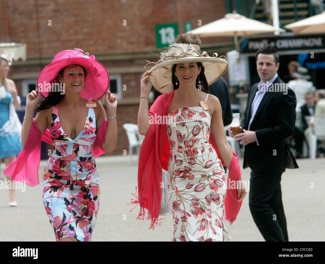 Race day at ascot hi-res stock photography and images - Alamy