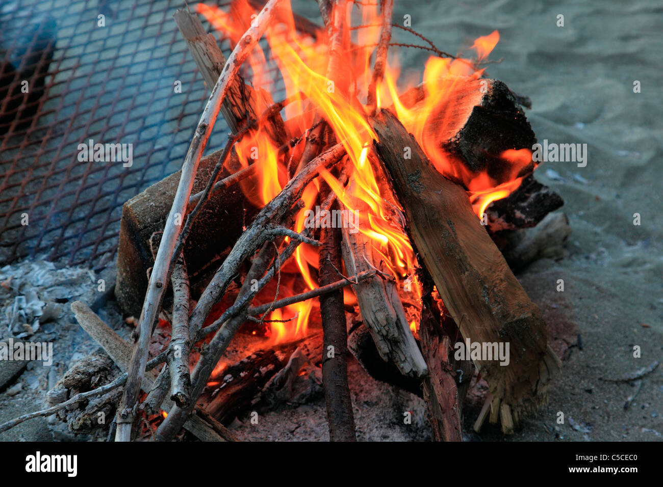 Burn fire wood on beach hi-res stock photography and images - Alamy