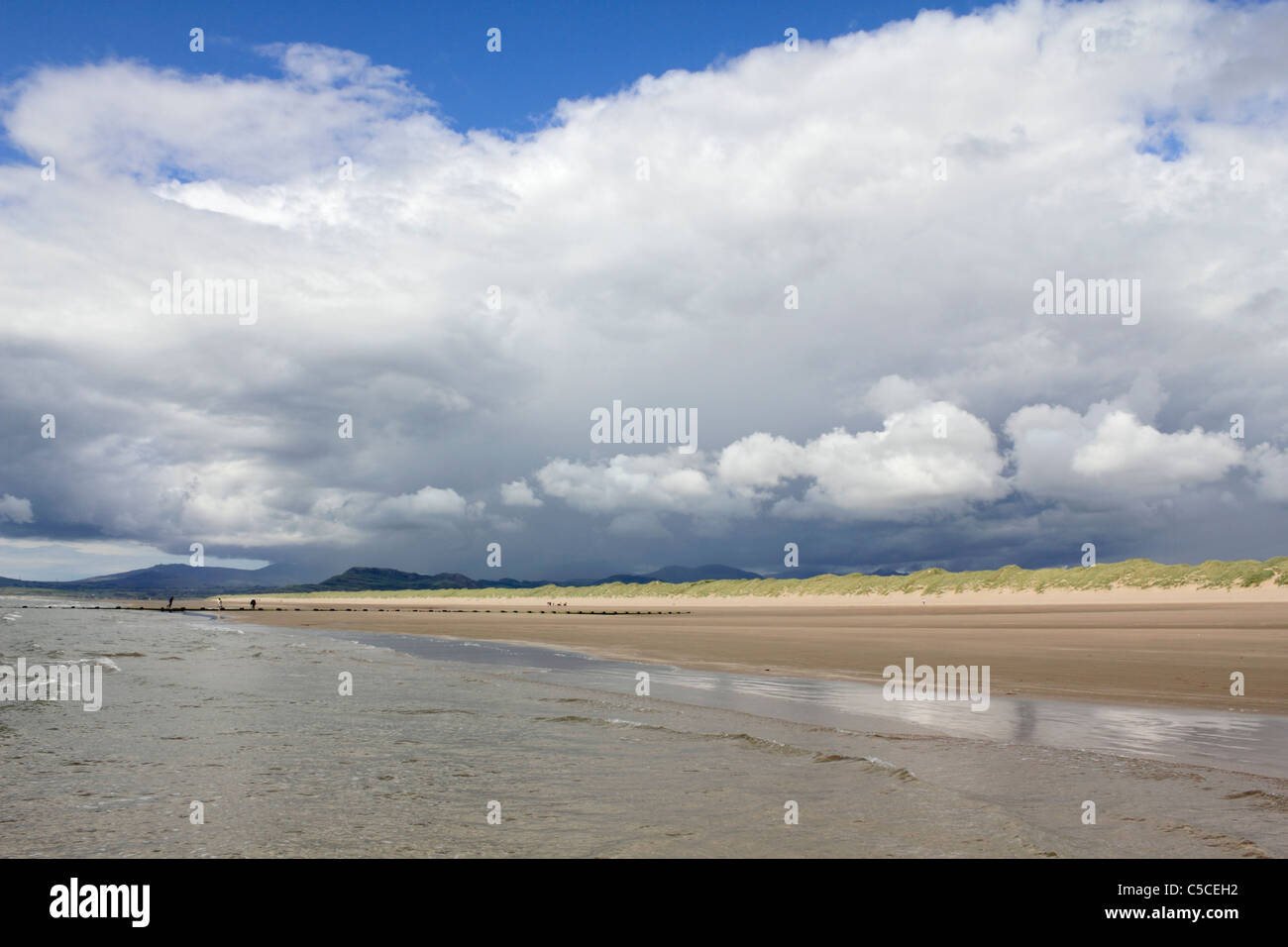 Harlech waves hi-res stock photography and images - Alamy