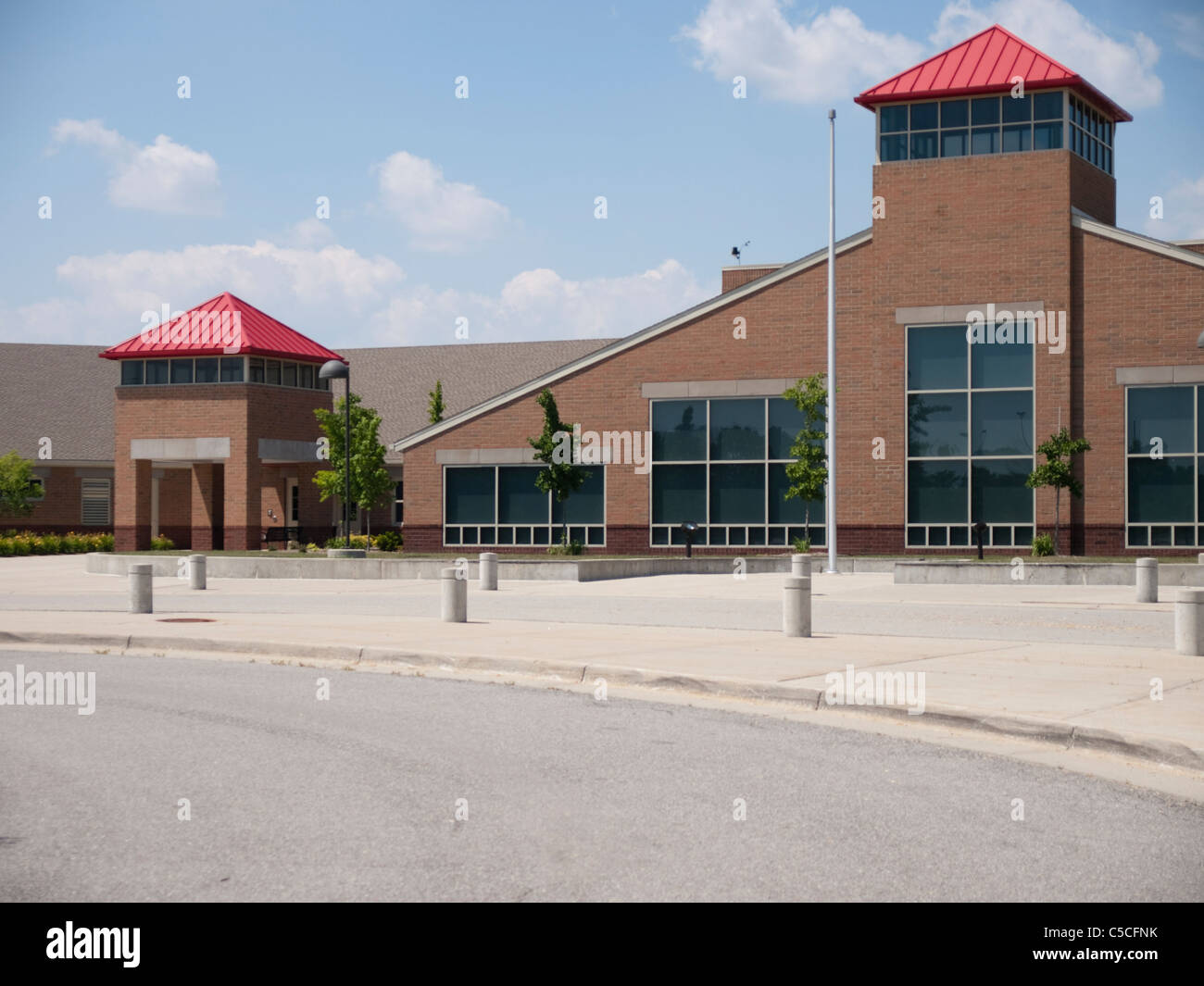Middle school exterior and students hi-res stock photography and images ...