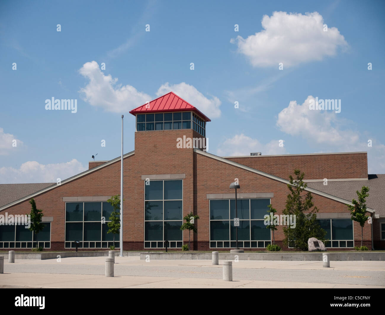 Middle school exterior and students hi-res stock photography and images ...