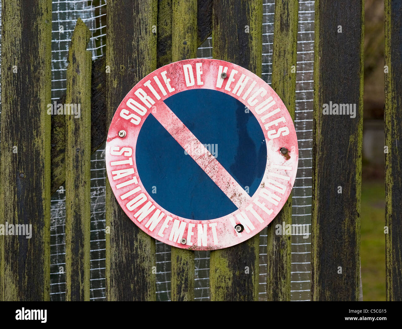 French "Sortie de Vehicules / Stationnement Interdit" - No waiting ...