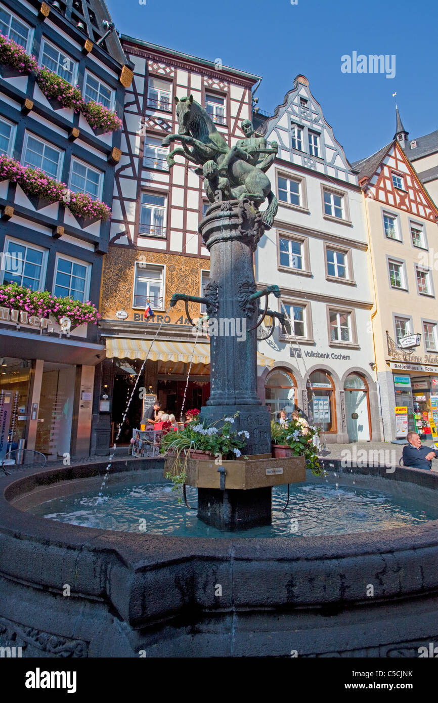 Sankt MartinBrunnen auf dem Marktplatz, historischer Stadtkern Cochem ...