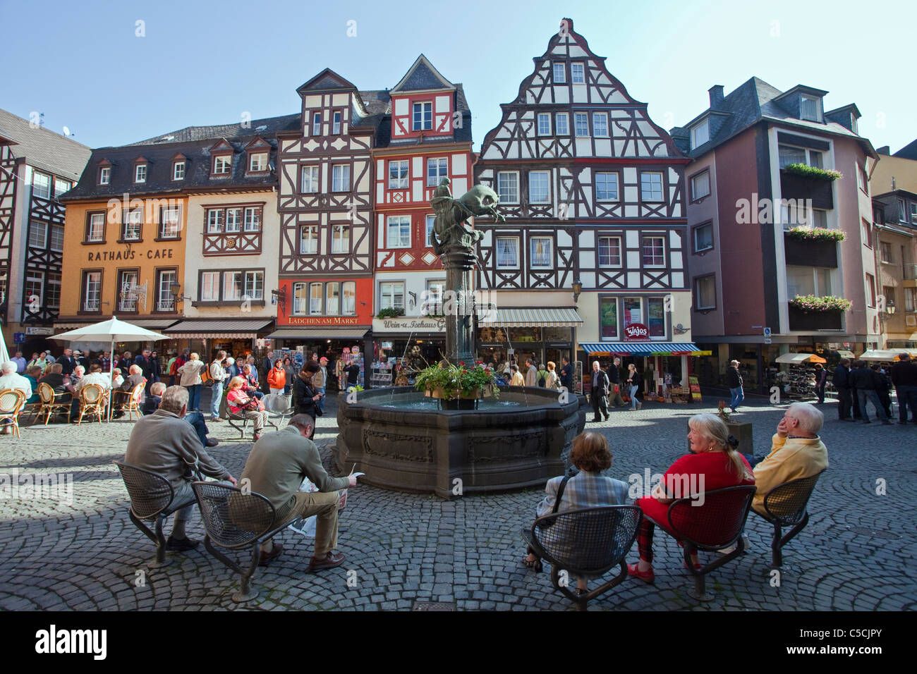 Menschen am Brunnen auf dem Marktplatz, historischer Stadtkern Cochem ...