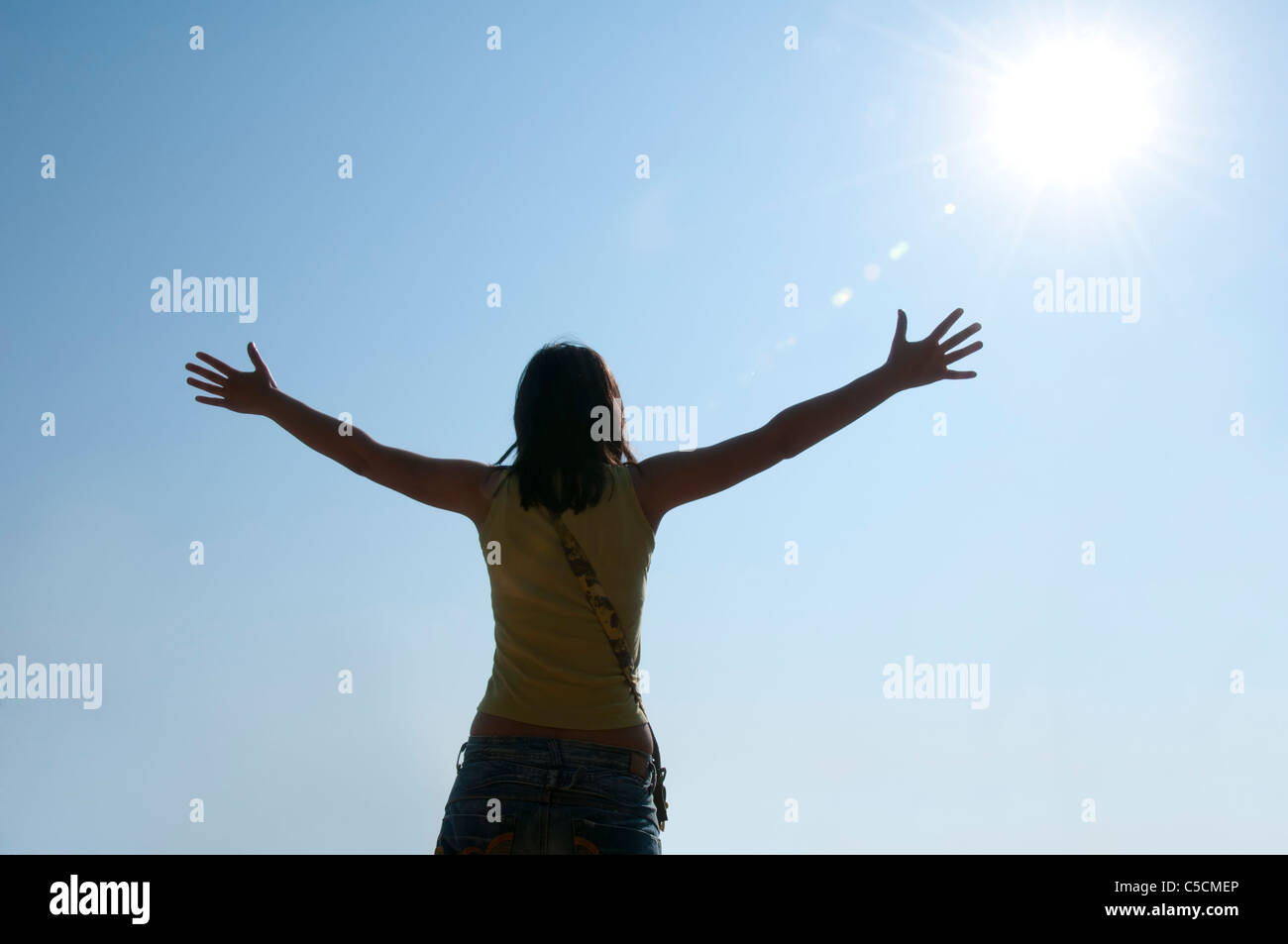 Woman with outstretched arms to the sun Stock Photo - Alamy