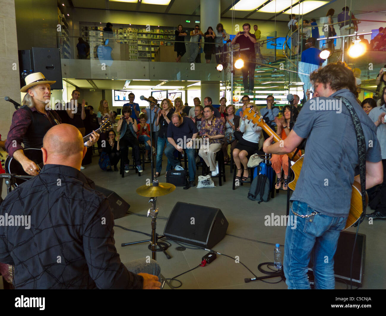Rock music singer hi-res stock photography and images - Alamy
