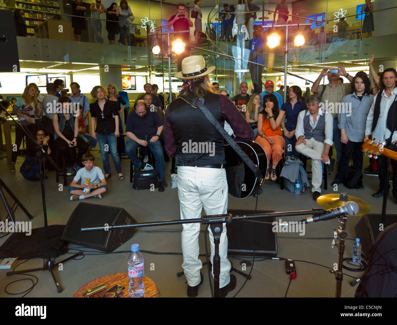 Audience watching singer hi-res stock photography and images - Alamy