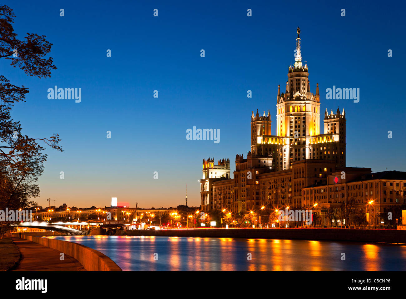 The light and the sky of high rise building hi-res stock photography ...