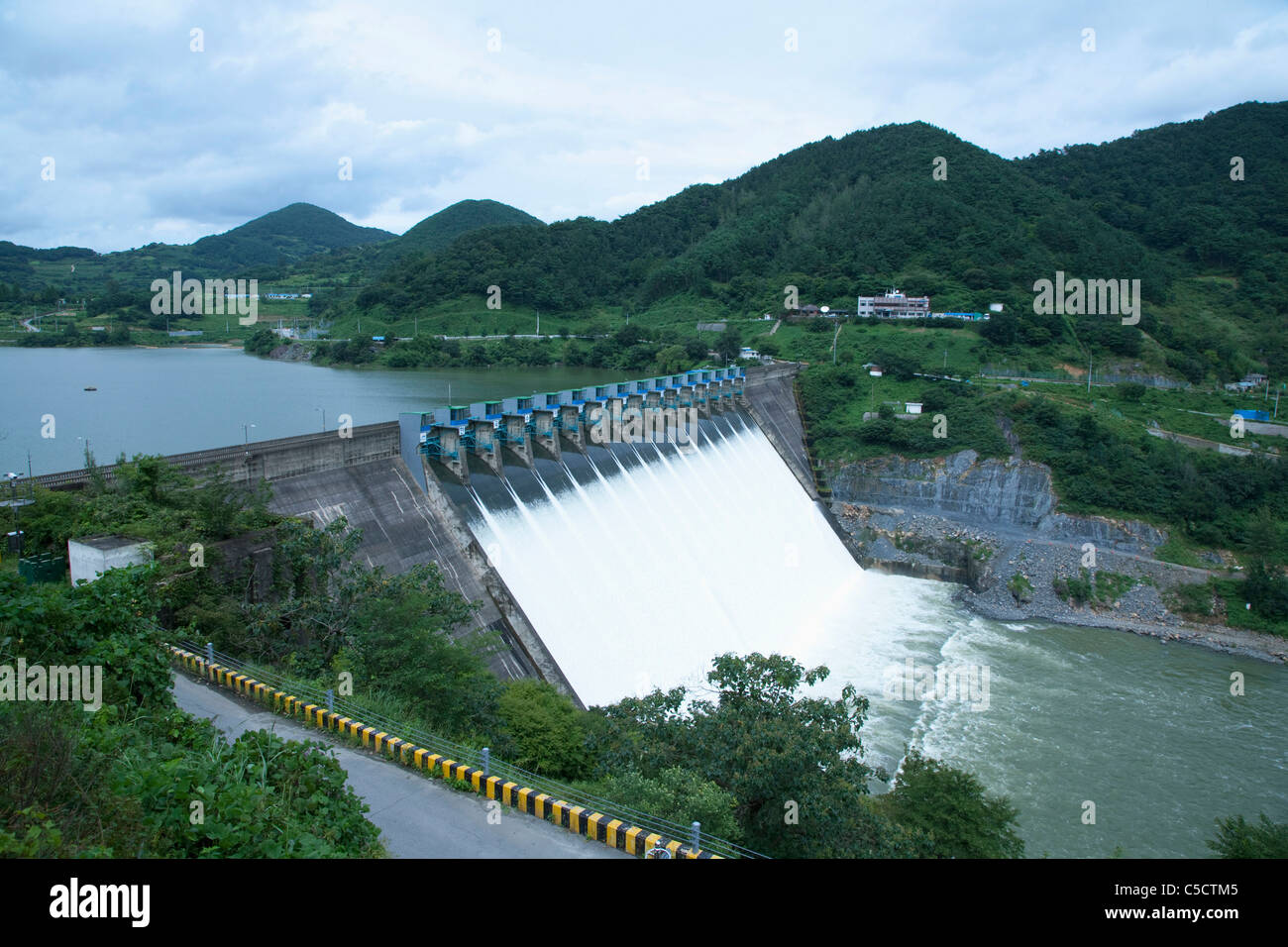 water streams of the dam Stock Photo - Alamy