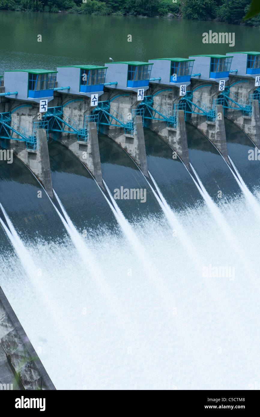 water streams of the dam Stock Photo - Alamy