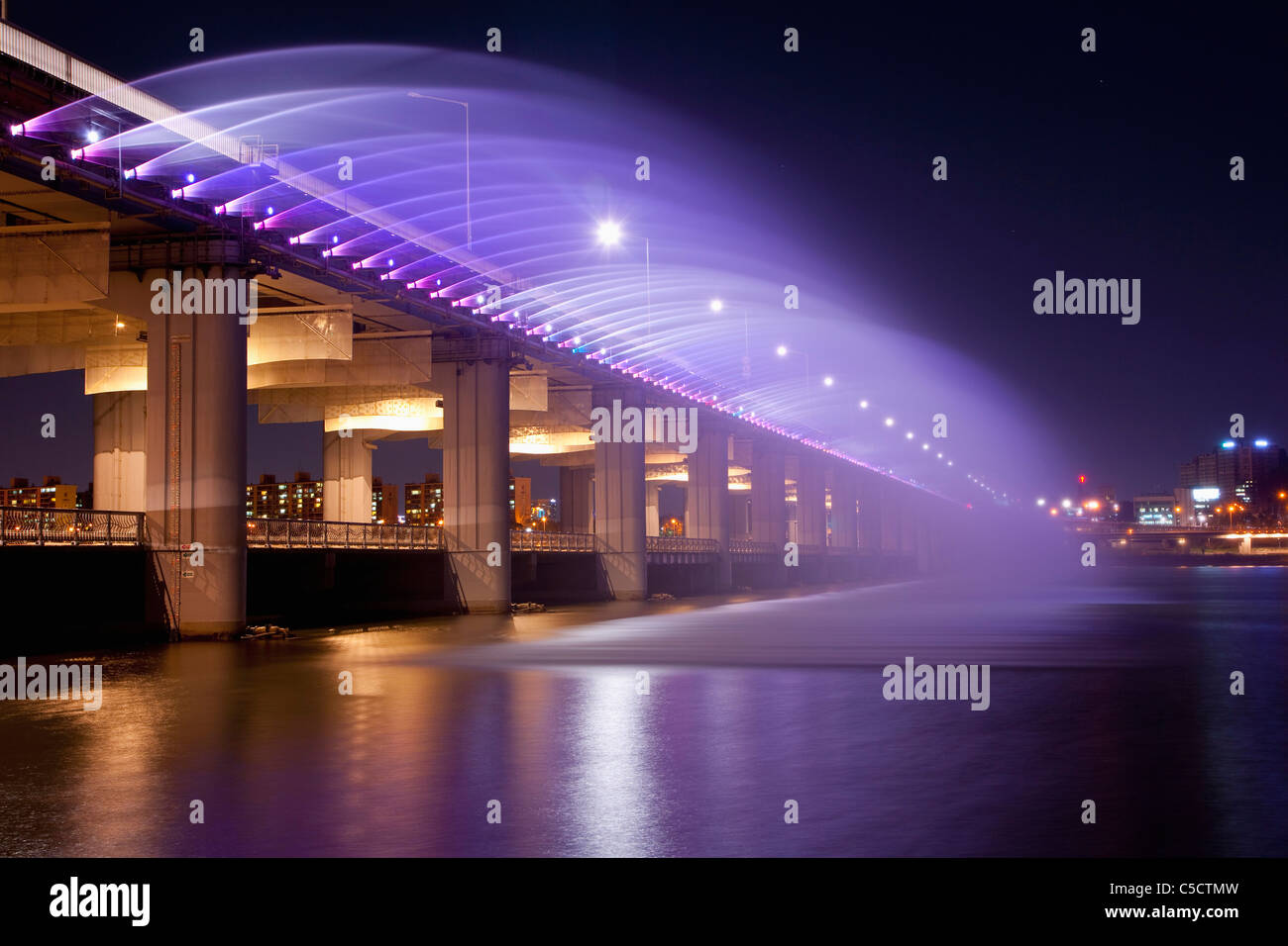 People falling into river hi-res stock photography and images - Alamy