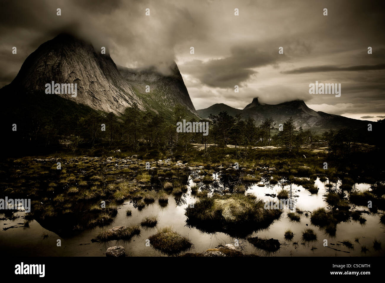Grey sky landscape hi-res stock photography and images - Alamy
