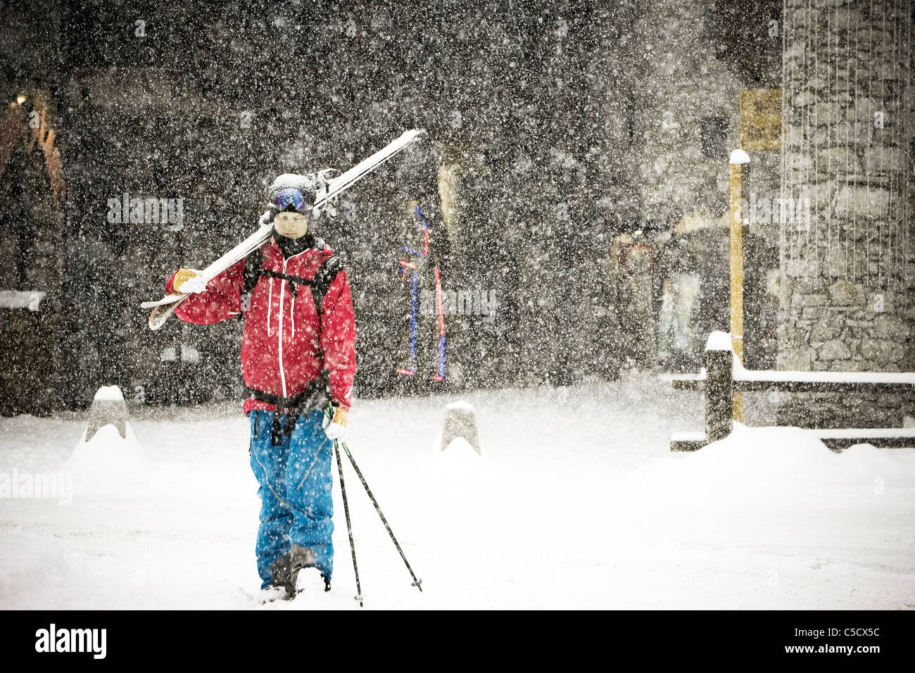 Man carry skis hi-res stock photography and images - Alamy
