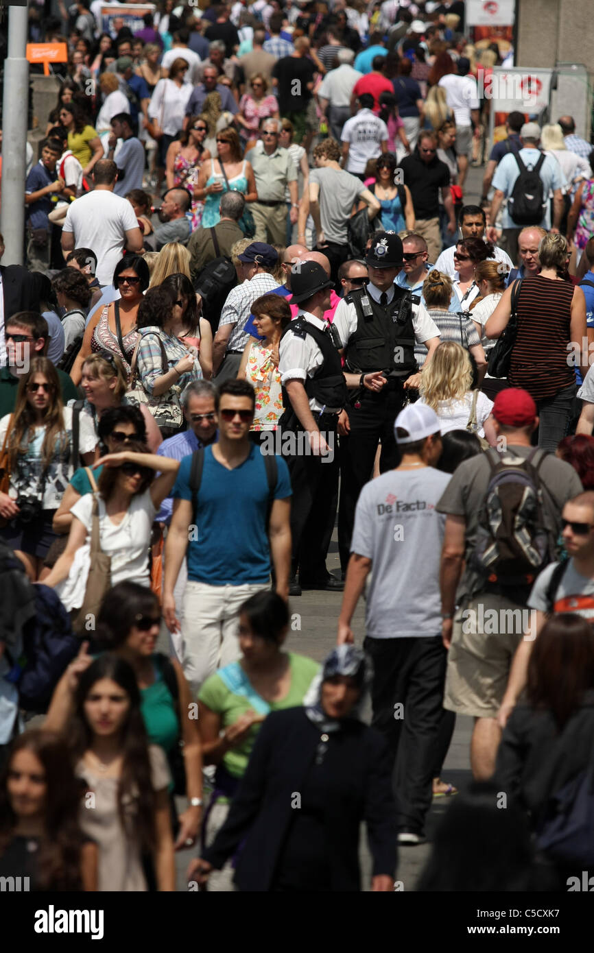 Two people talking crowd hi-res stock photography and images - Alamy